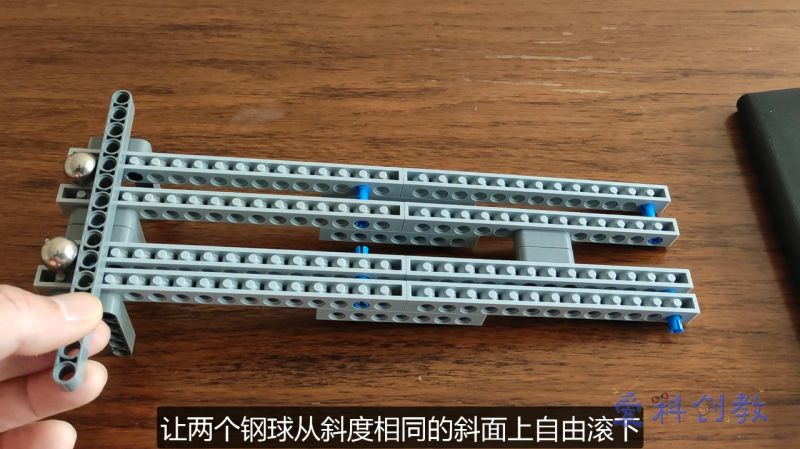 为什么速度会不样?这可是同样的小球从斜度的斜面上滑下的啊!