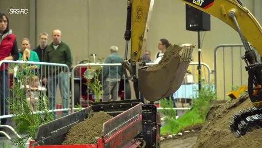 遥控模型卡车挖掘机正在施工1:14