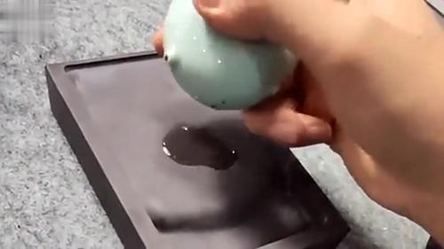 小伙演示正确的研墨方法,不知道里面有这么多学问,长见识了!