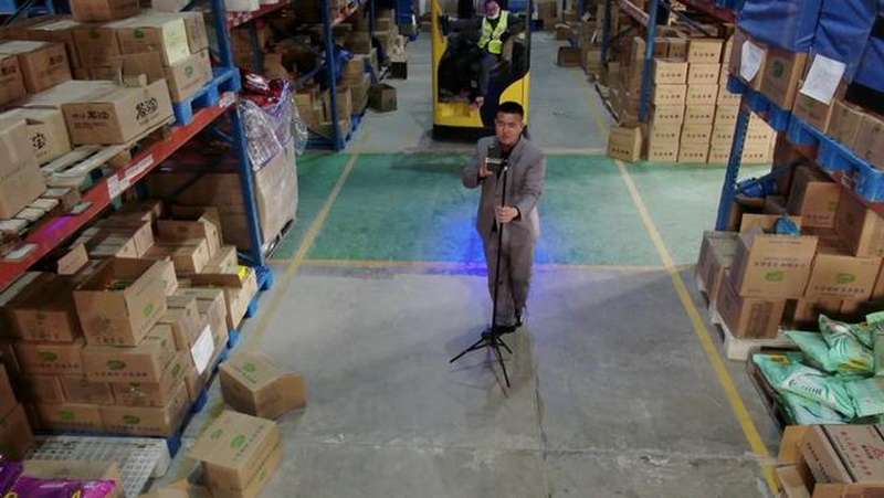 管理运营5个仓库,90后主管在库房直播带货:千种商品随便选