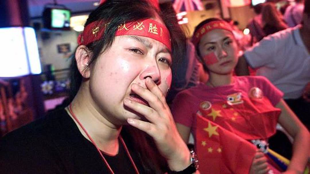 俄罗斯世界杯现场响起了《海阔天空》,中国球迷笑着却红了眼眶