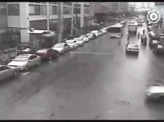 走路玩手机 低头族 车祸现场