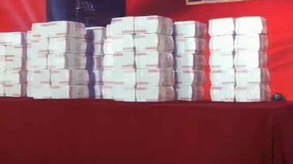 28秒|河南一公司年会用2700万现金奖励员工 活动已持续举办10年