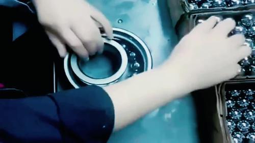 机械轴承是如何装滚珠的?原来只能用手工,最后一锤才是灵魂