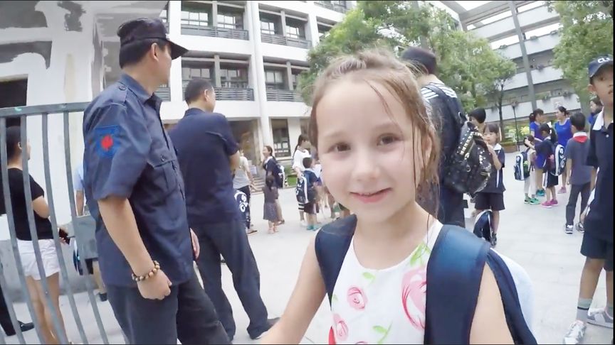 俄罗斯大叔在中国:在中国学校的第一天,大叔接女儿放学回家