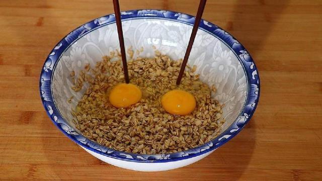 1碗燕麦,2个鸡蛋,教你懒人做法,不蒸不油炸,层层酥脆,简单营养