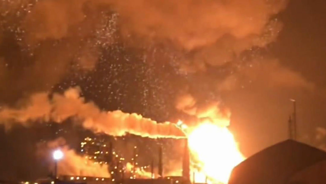 美国150年历史炼油厂发生连环爆炸 现场火光四射照亮夜空