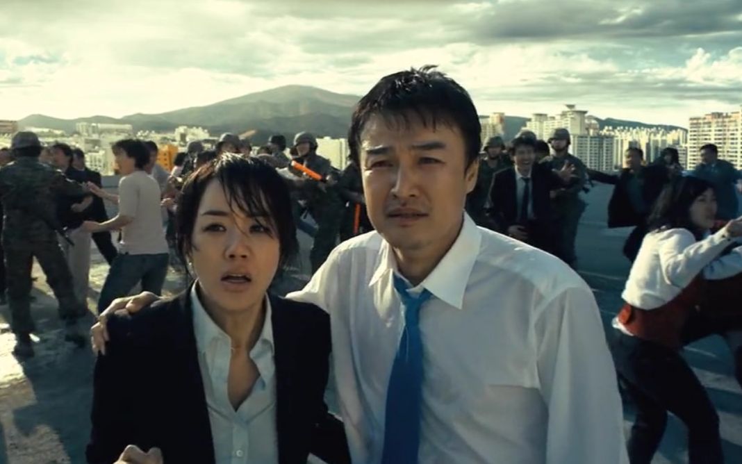 韩国发生毁灭性海啸,人们疯狂跑到桥上逃生,回头一看全傻眼了