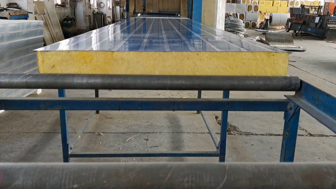 玻璃丝棉彩钢夹芯板 防火隔热玻璃棉彩钢瓦 彩钢玻璃棉复合板