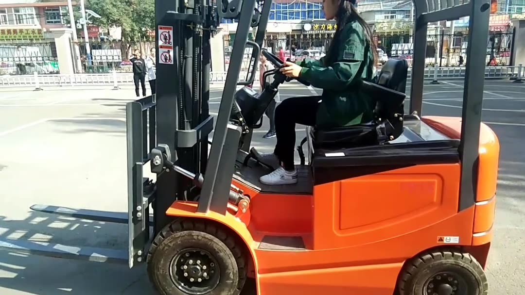 叉车的前进与倒退驾驶