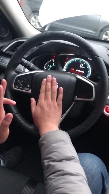 咱们打方向盘一定要注意,这几个动作很伤车汽车小知识汽车