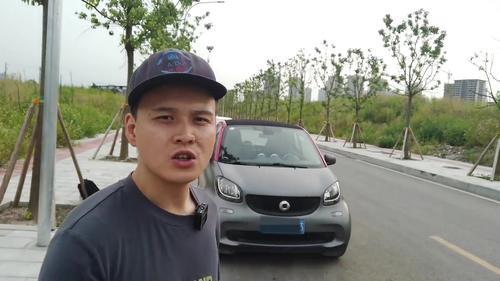 能和电车比的燃油车,3毛钱一公里的奔驰smart, 回头率也很高