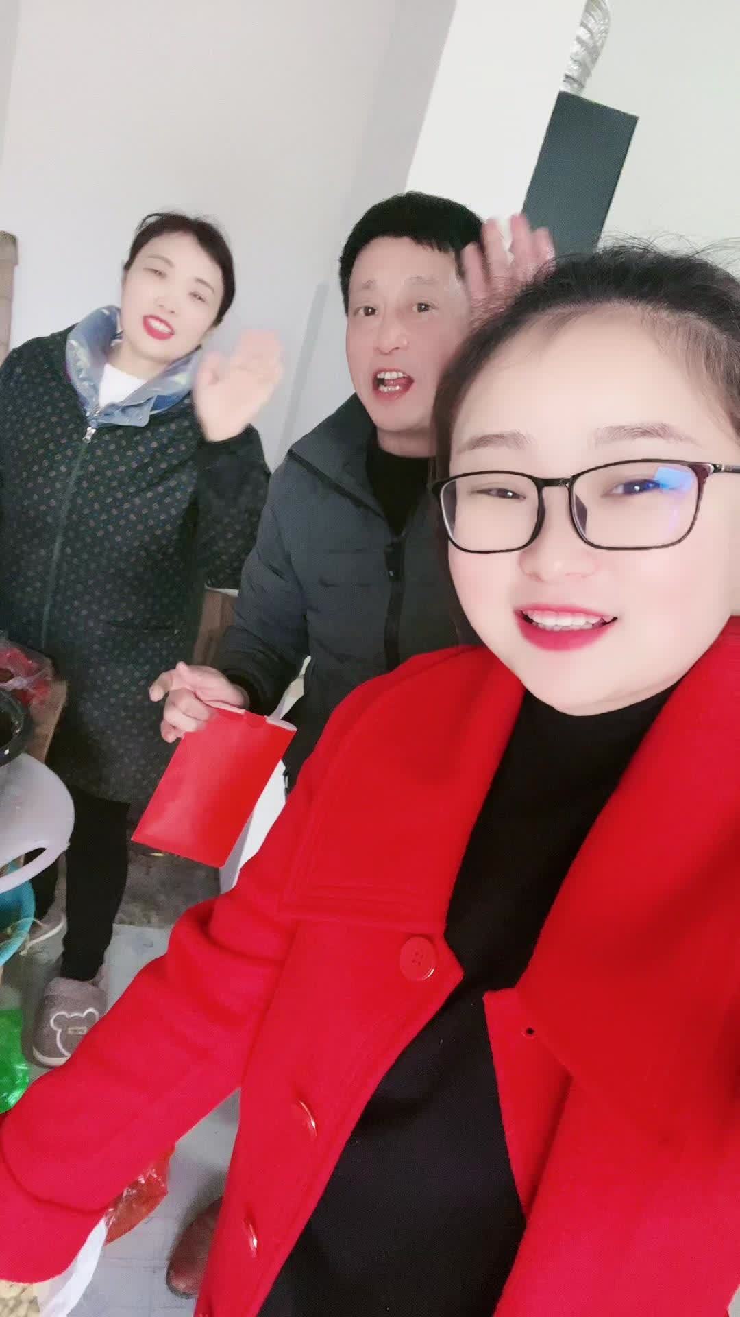 ...叔叔在厨房忙碌的场景不禁让我鼻子一酸 仿佛看到了父亲的身影…