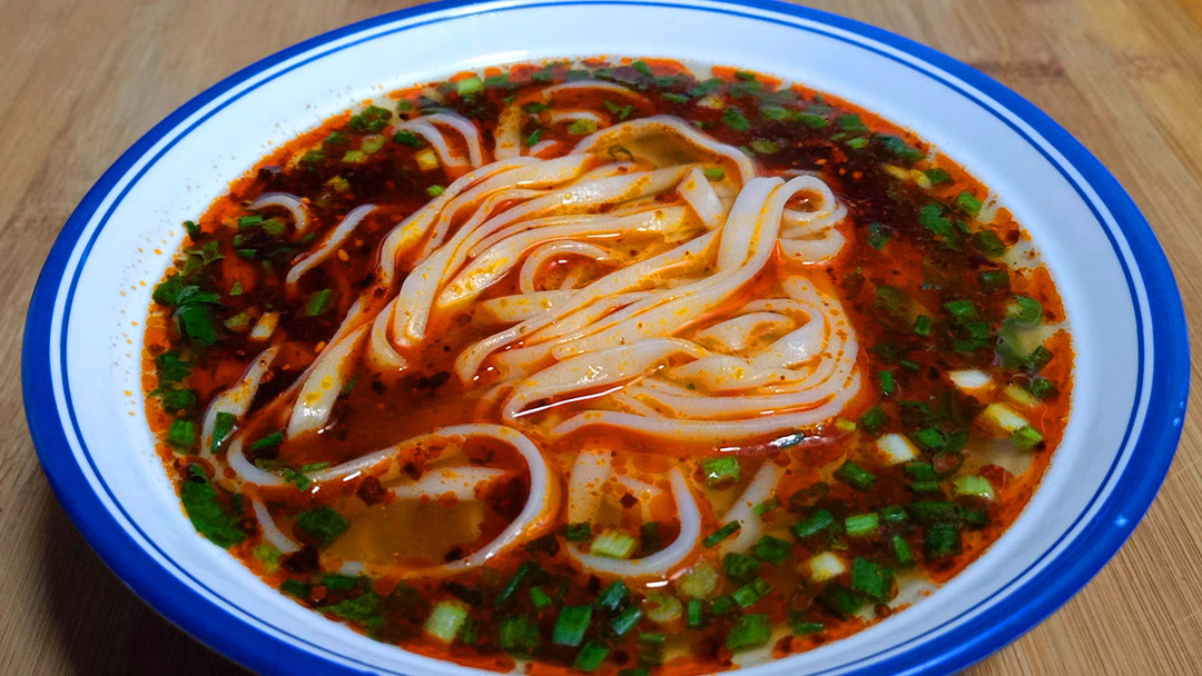 煮面条最忌水开下锅,面馆师傅教我诀窍,2步煮出劲道又爽滑的面