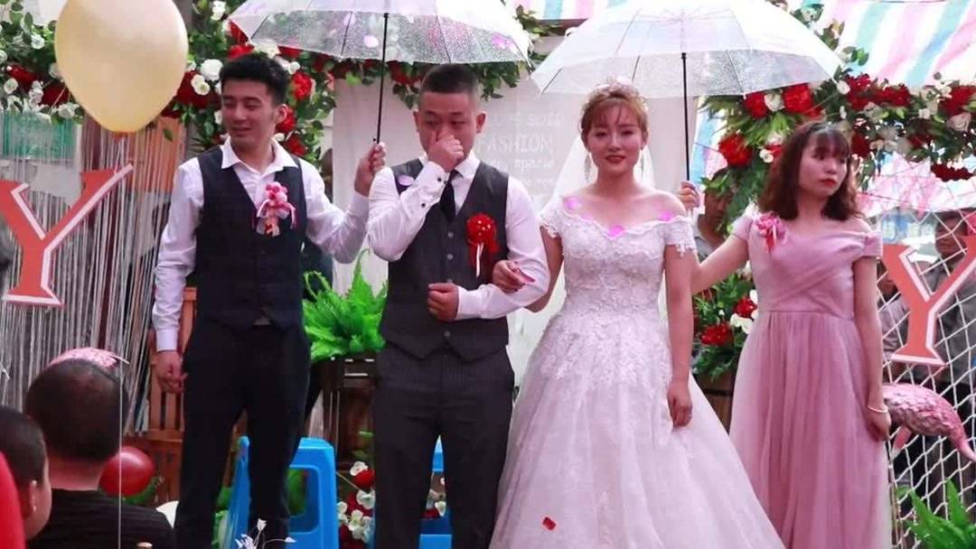 下雨天撑着雨伞结婚,一大家人台上哭得稀里哗啦!主持人太坏了