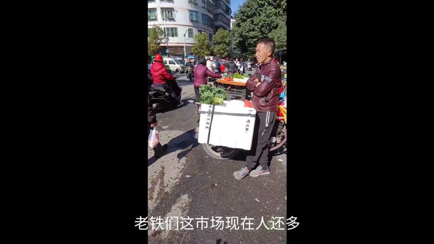 小伙今天摆摊亏大了,被城管抓了,到底怎么回事?