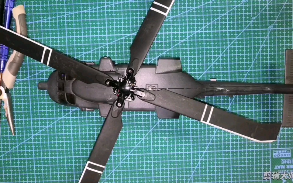 1 48黑鹰直升机日常维修 更换旋翼夹