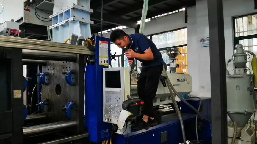 安装模具保护器