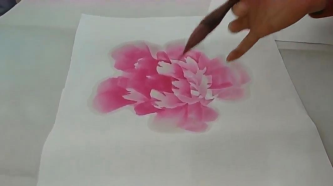 国画大师一笔一划教你画牡丹,这么画简单还好看,太生动了!