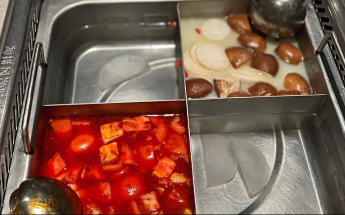 近日,有网友曝出海底捞已经不能点4个清水锅了,必须点一个锅底。毒秒...