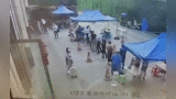 【四川】成都一女子轻生坠亡险砸路人 警方:排除刑事案件