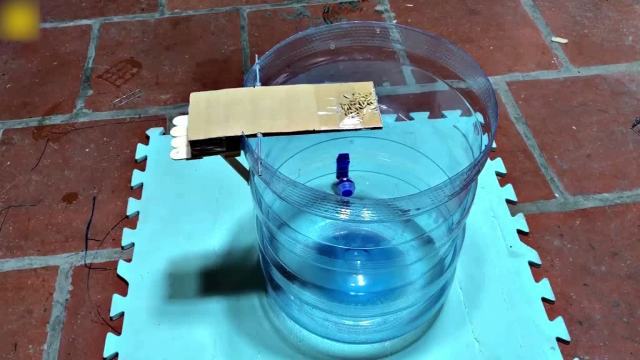 小伙真聪明,用水桶设计了一款捕鼠器,效果真不错