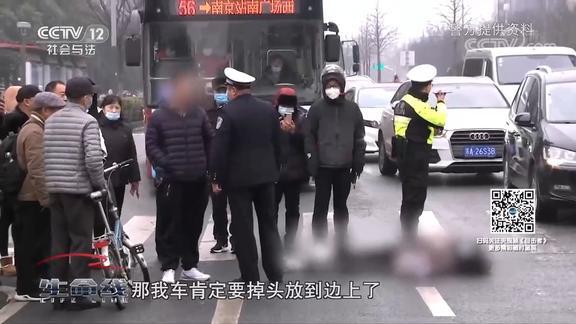 南京街头撞人逃逸 无礼司机教训民警:你别诬陷人 路人看不下去了