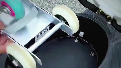 民间牛人发明的电动车助力器,有了它,再也不怕轮胎没气啦!