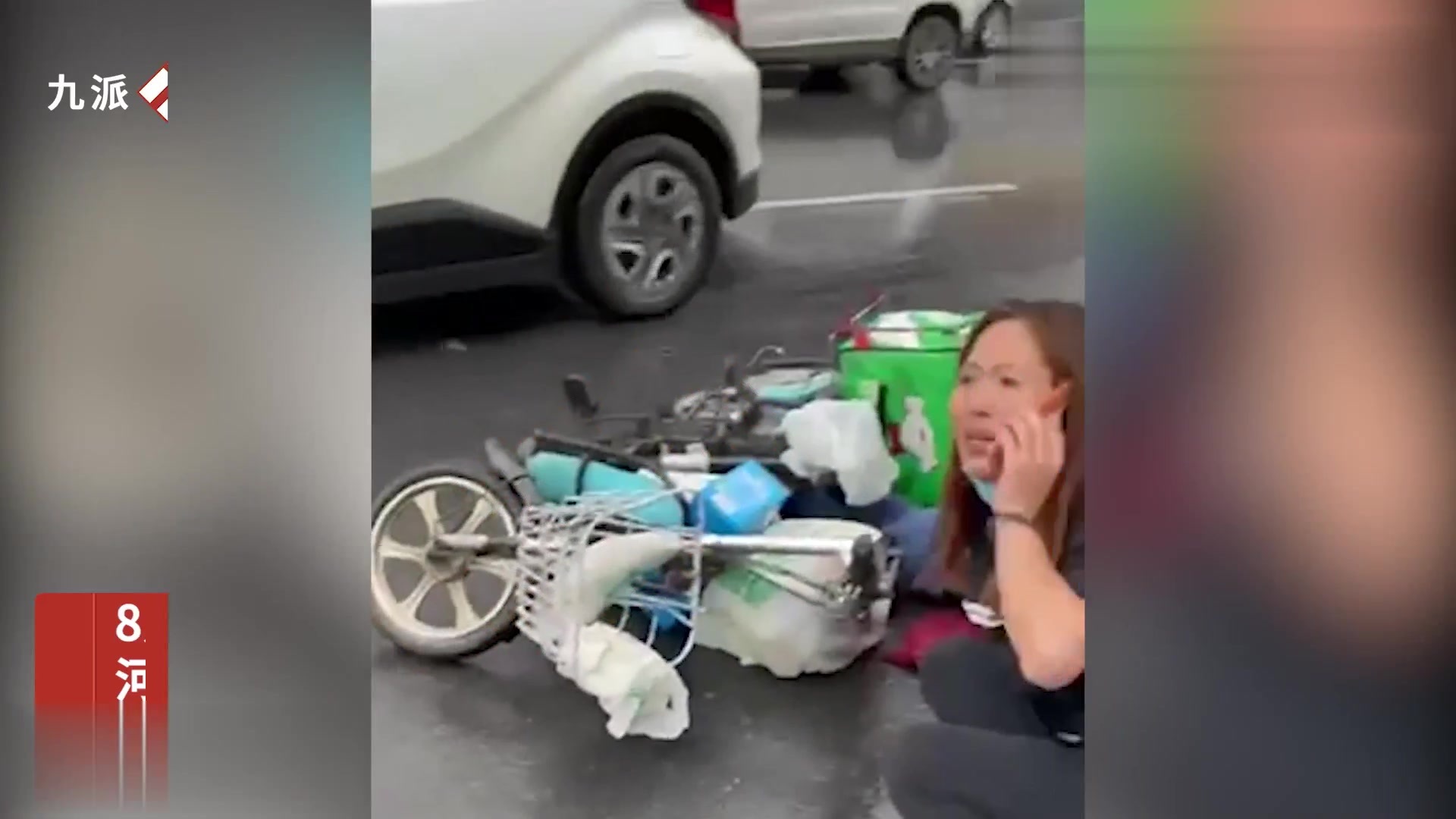 痛心!大爷雨中马路中间昏倒热心女孩蹲守,送医抢救无效死亡