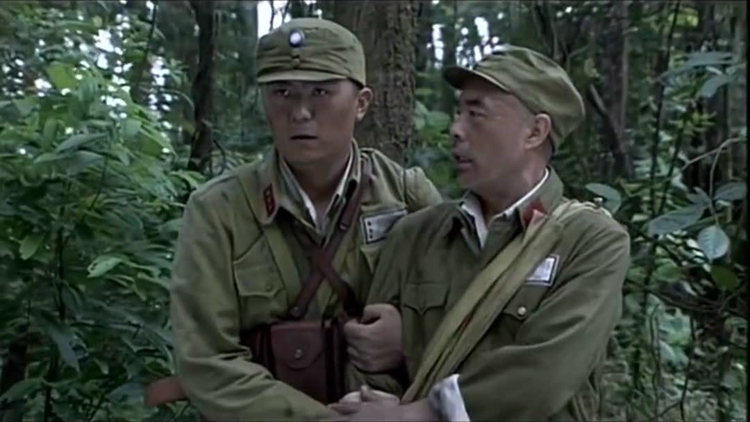 大爷听信谗言,带着儿子临阵脱逃,还带走了队里的指北针和地图!