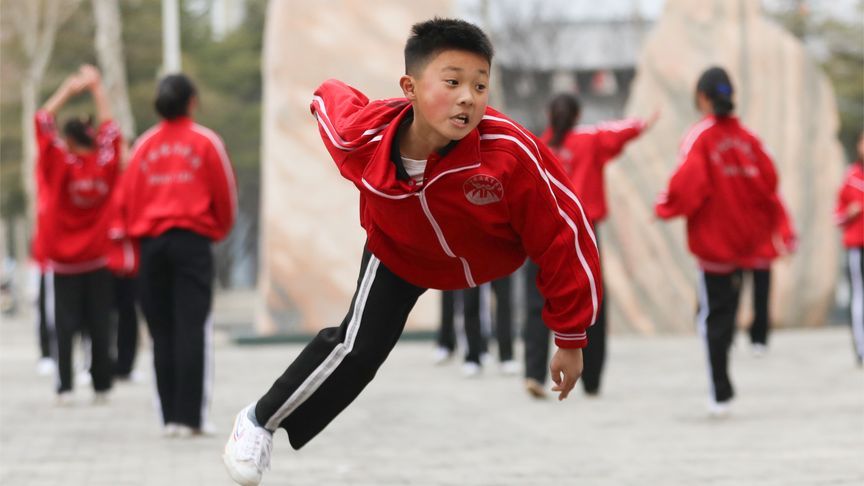 我在塔沟武校学武术:围观功夫小子练习武术,劲头真足!