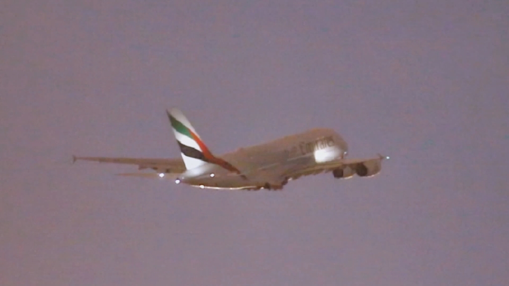 ...EK363,由广州飞往迪拜经停曼谷的航班愣是延误到了20:17分才起飞,...