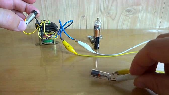 创意实验:牛人利用逆变器基础模块、电池、电夹做数字灯变化实验