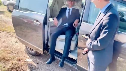 这车是为了残疾人而准备的吧!