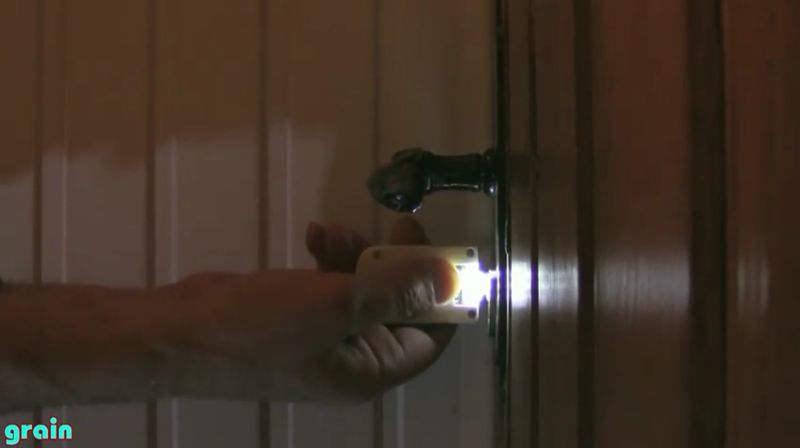 在钥匙上加了一个小LED灯 晚上开门的时候再也不怕找不到锁眼了