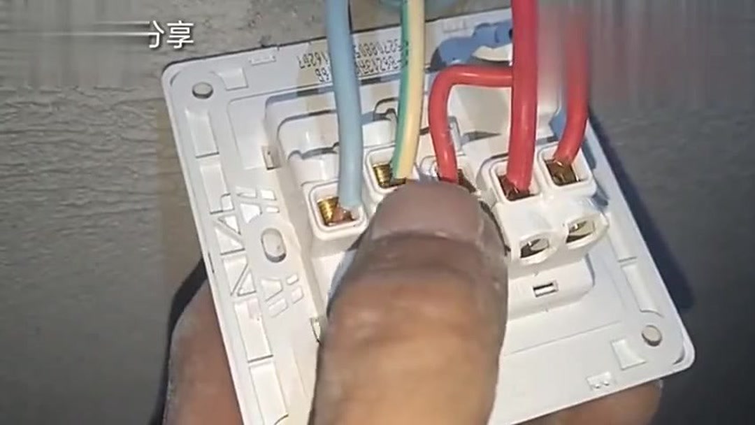 电工知识10A的单开5孔插座经常坏,老电工教你接个16A的插座