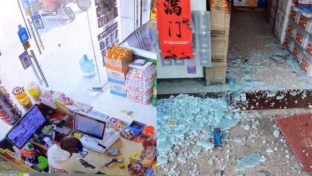 女子收银台前玩手机,玻璃门突然自动打开并炸裂,监控还原全程