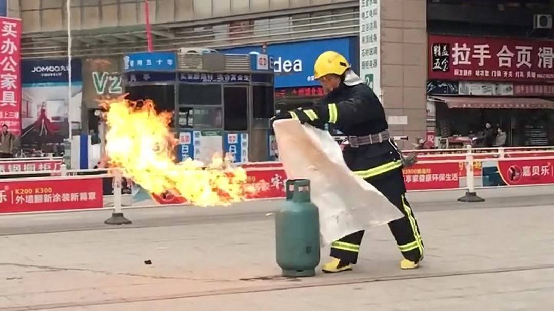 消防员演示灭火毯使用方法 着火必备神器真好用