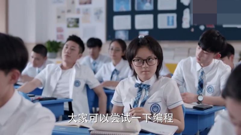 江天昊把计算机改成了游戏机,引起同学注意,抢回了一次风头