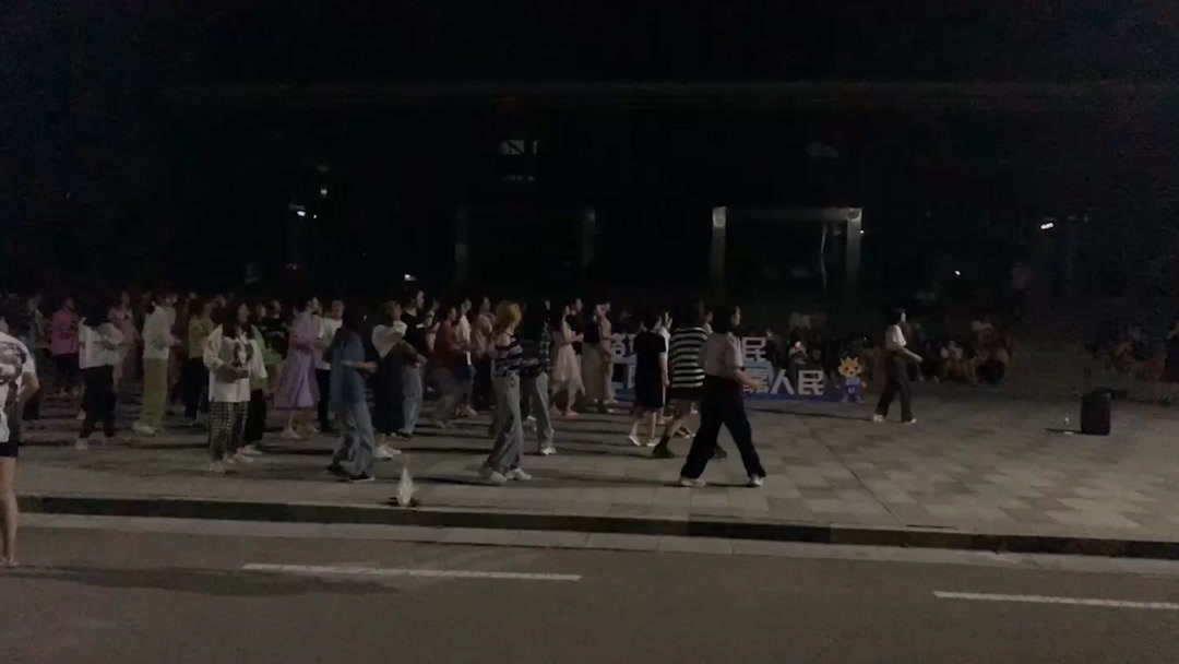 疫情封校大学生的夜生活:百余名大学生集体跳广场舞