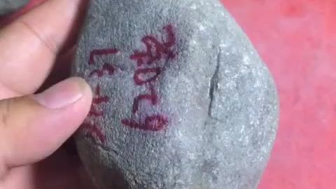 看看这个翡翠原石开出来怎么样