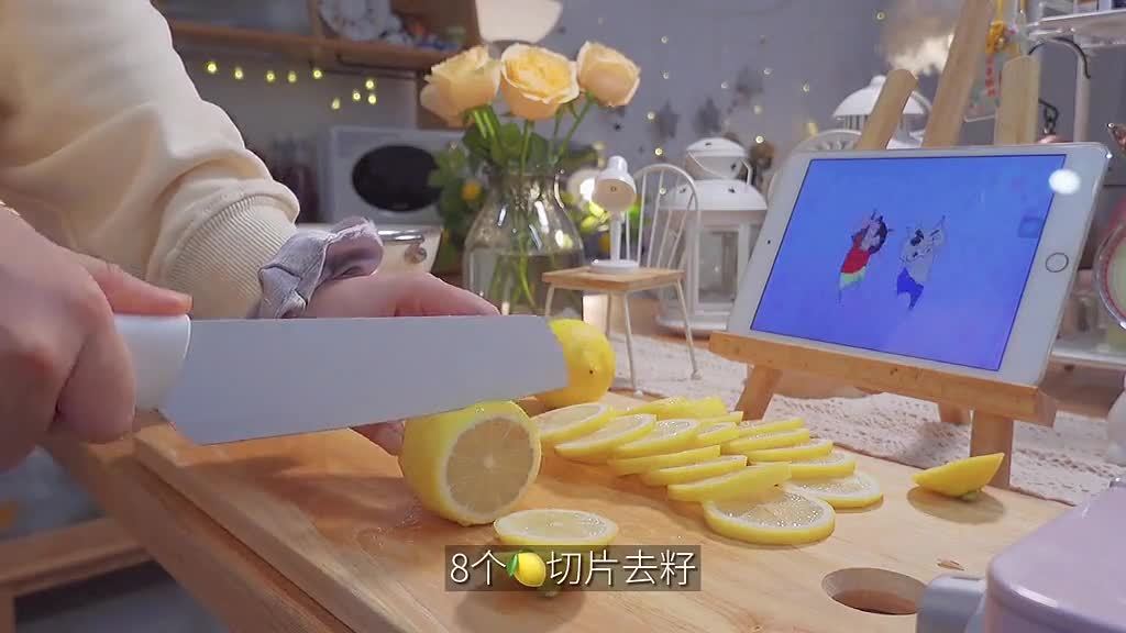 做了一罐糖渍柠檬片可以直接吃也可以泡水喝实现柠檬水自由哈哈自制...