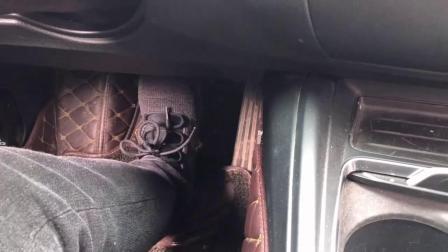 06.自动挡车怎么开,老司机演示挂档起步和停车.