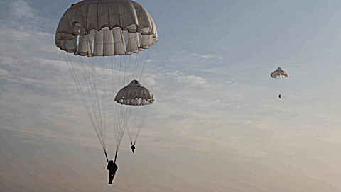 空降兵用白色降落伞, 生怕敌人发现不了吗? 专家: 发现了又能怎样