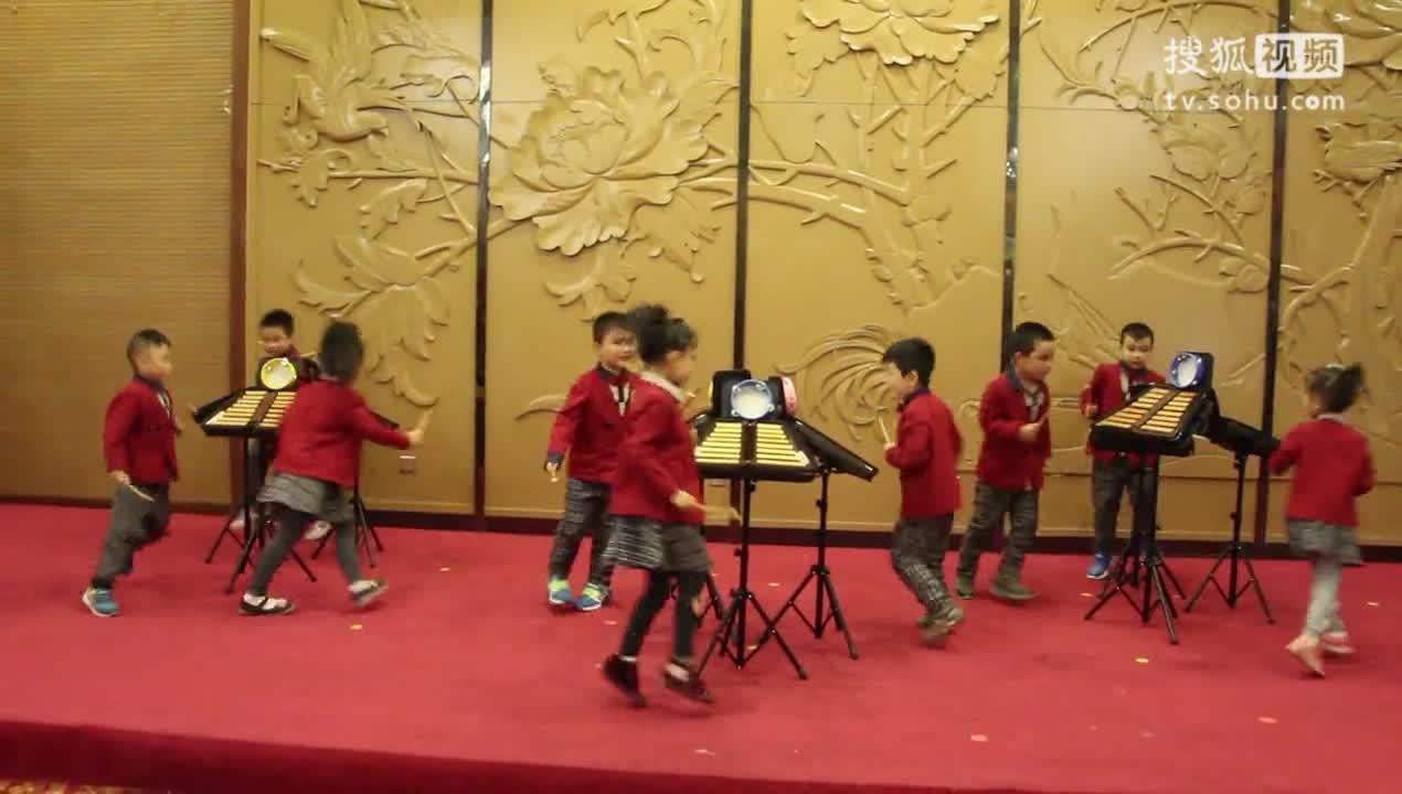 一丞国际教育集团幼儿小钟琴表演《好玩的乐器》