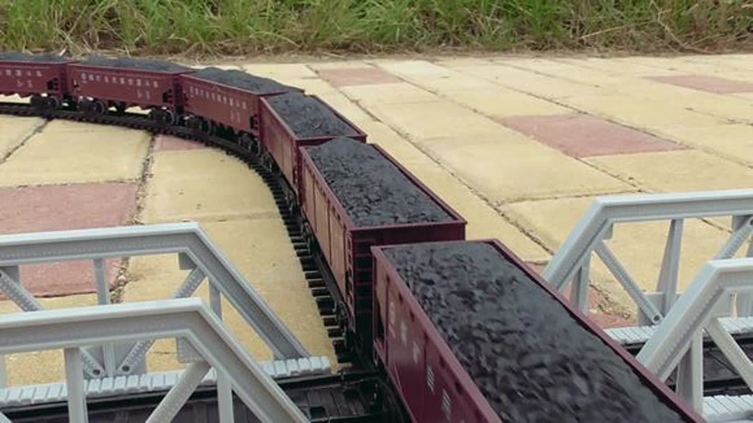 煤矿自用煤炭漏斗车模型,火车货运专列玩具视频