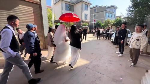 打架就打架,搞得像结婚一样,哈哈哈
