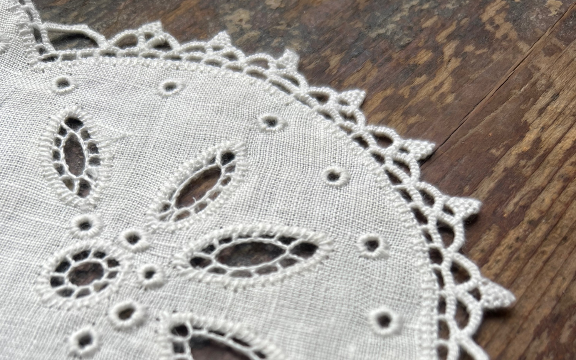 白线刺绣抽纱绣花边的绣法