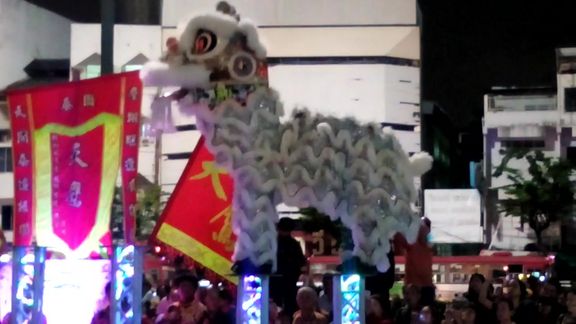 舞狮队的表演,这些高难度的动作看着都害怕!