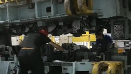 全厂最危险的工作,说句实话安全帽在这一点作用都没有,让人十分的担心